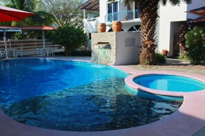 Piscina externa, funciona das 8h às 21h, espreguiçadeiras