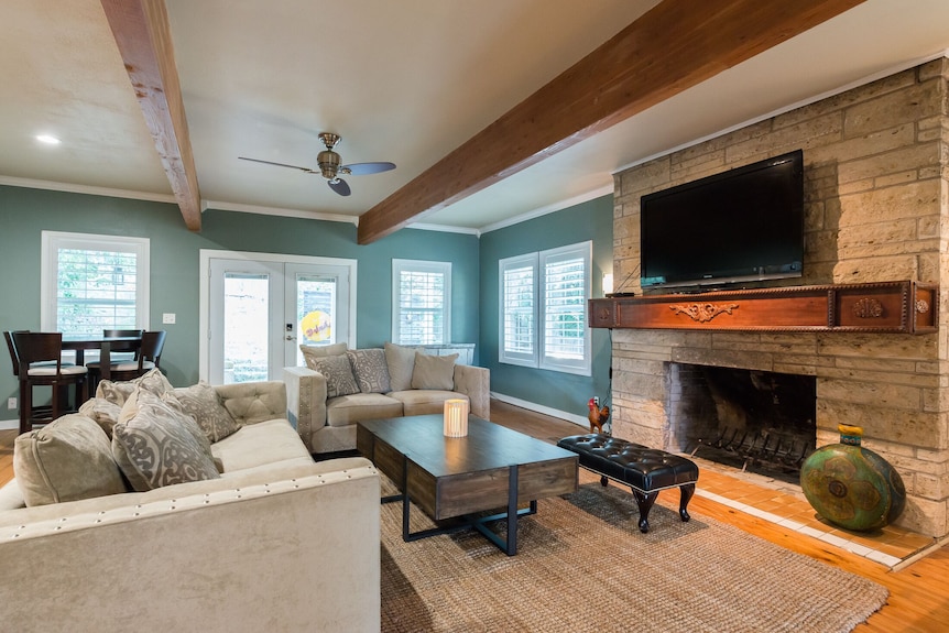 Renovated Historic Lakefront Gem Overlooking Lake Travis And Jones Brothers Park - Leander, TX