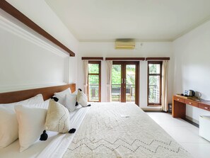 Frigobar, cofres nos quartos, escrivaninha