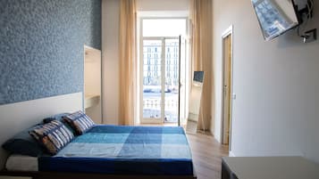 Quarto Duplo ou Twin Deluxe, Vista para a cidade | Cofre no quarto, secretária