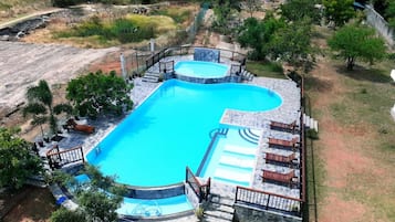 Piscina exterior, da(s) 8:00 à(s) 20:30, espreguiçadeiras