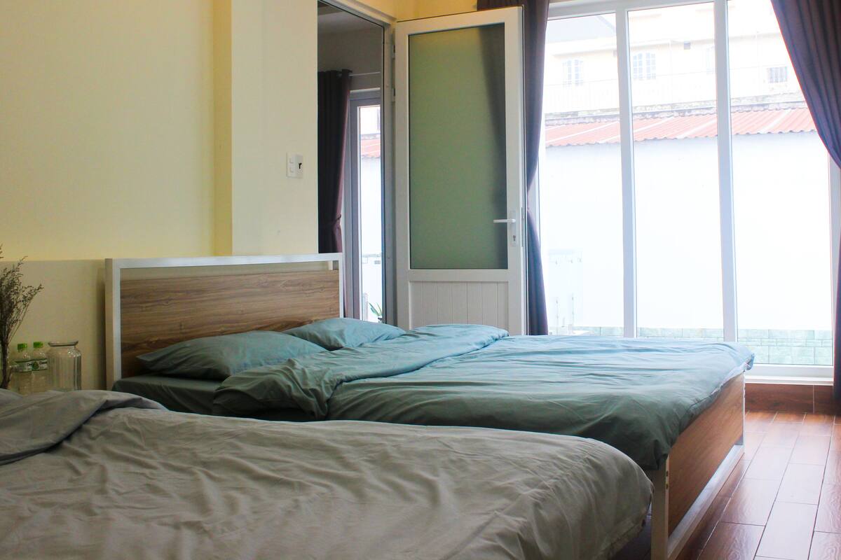 Dormitório Partilhado Familiar | Roupa hipoalergénica, secretária, cortinas/cortinados opacos