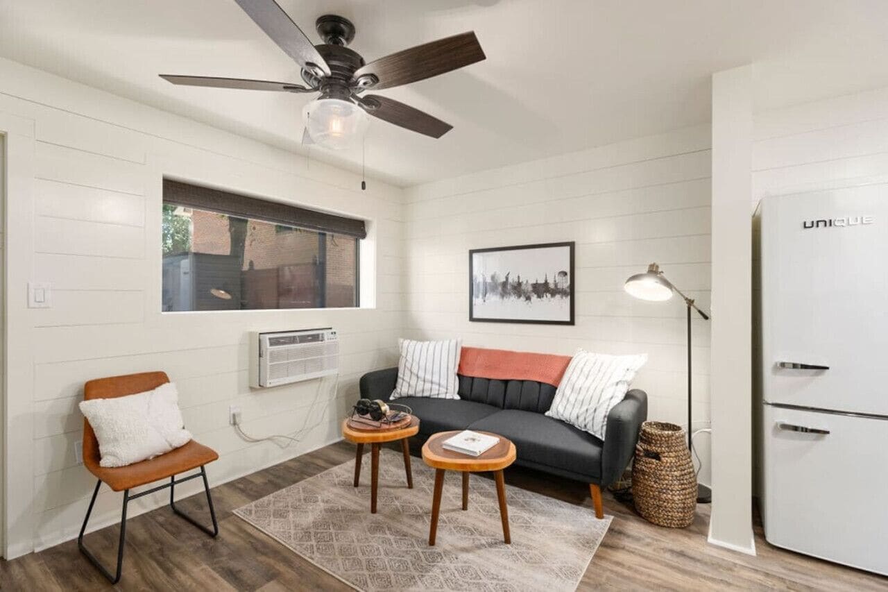 Charming Walkable Studio  Steps To Auburn & Stadium - Auburn, AL