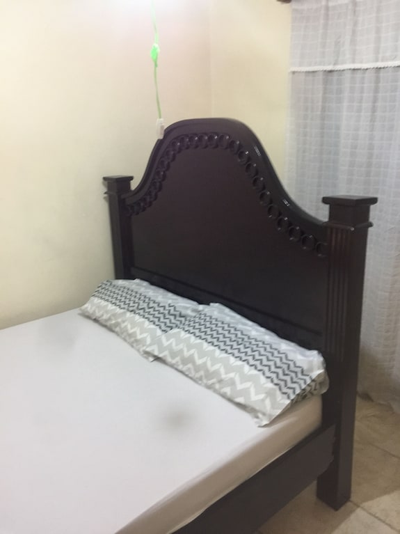 Dit Is Een Ruime Slaapkamer Die Plaats Biedt Aan Meer Dan 2 Personen, Het Bevindt Zich In Een Veilige Omgeving. - Nairobi