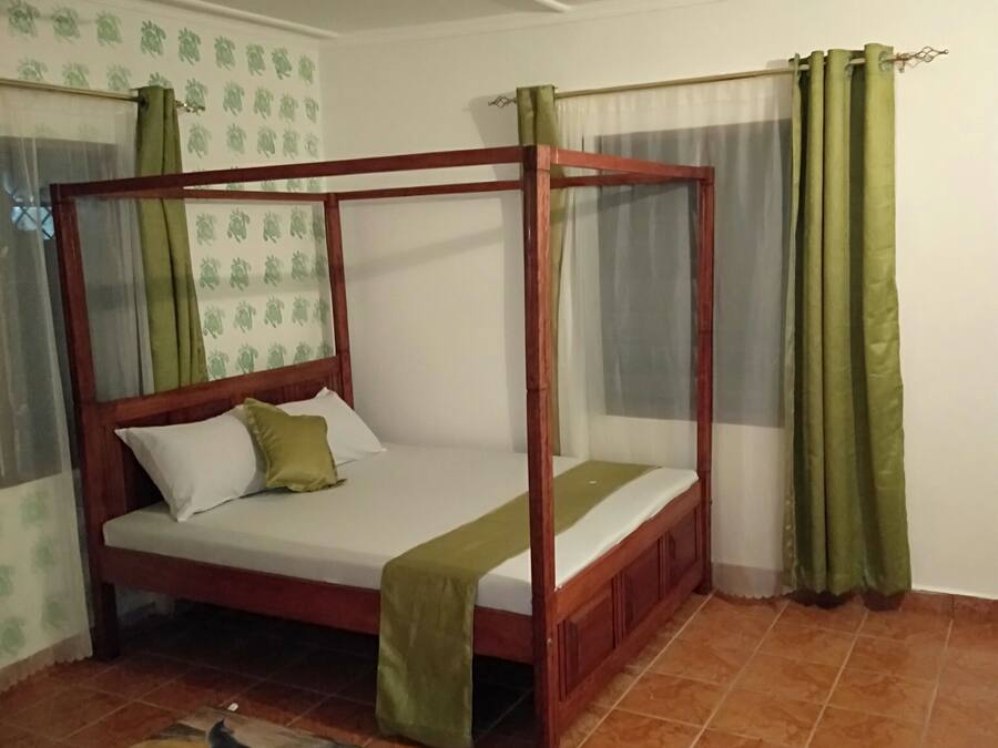 Quarto solteiro família | Escrivaninha, ferros/tábuas de passar roupa, berços (sobretaxa)