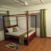 Quarto Individual | Secretária, ferro/tábua de engomar, berços/camas para crianças 