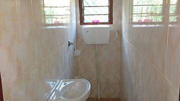 Quarto Individual | Casa de banho | Um polibã, toalhas fornecidas, sabão, papel higiénico