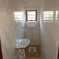 Quarto solteiro família | Banheiro | Chuveiro, toalhas de banho, sabonete, papel higiênico
