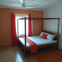 Quarto standard | Escrivaninha, ferros/tábuas de passar roupa, berços (sobretaxa)