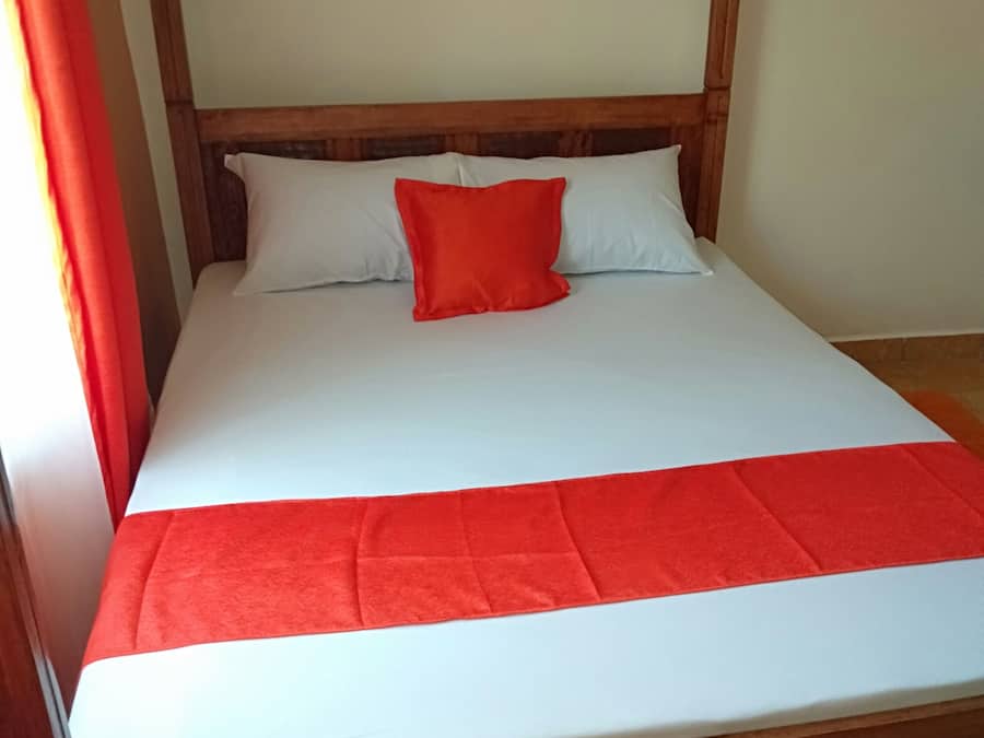 Quarto Standard | Secretária, ferro/tábua de engomar, berços/camas para crianças