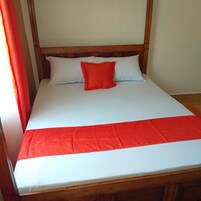Quarto standard | Escrivaninha, ferros/tábuas de passar roupa, berços (sobretaxa)