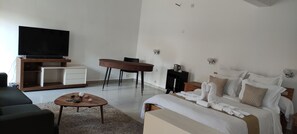 Quarto Júnior, 1 cama de casal, frigorífico, vista para o pátio | Minibar com produtos grátis, cofre no quarto 