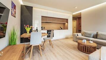 Um apartamento moderno com cozinha, sala de jantar e sala de estar.