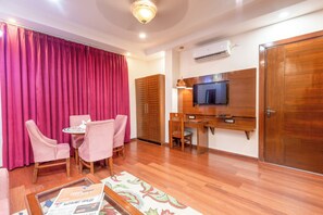 Suíte estúdio básica | Roupas de cama premium, frigobar, escrivaninha