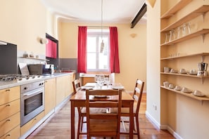 Apartamento, 1 quarto, não fumadores | Cozinha privada | Um frigorífico/congelador grande, um micro-ondas, um forno 