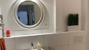 Apartamento | Casa de banho | Um polibã, toalhas fornecidas 