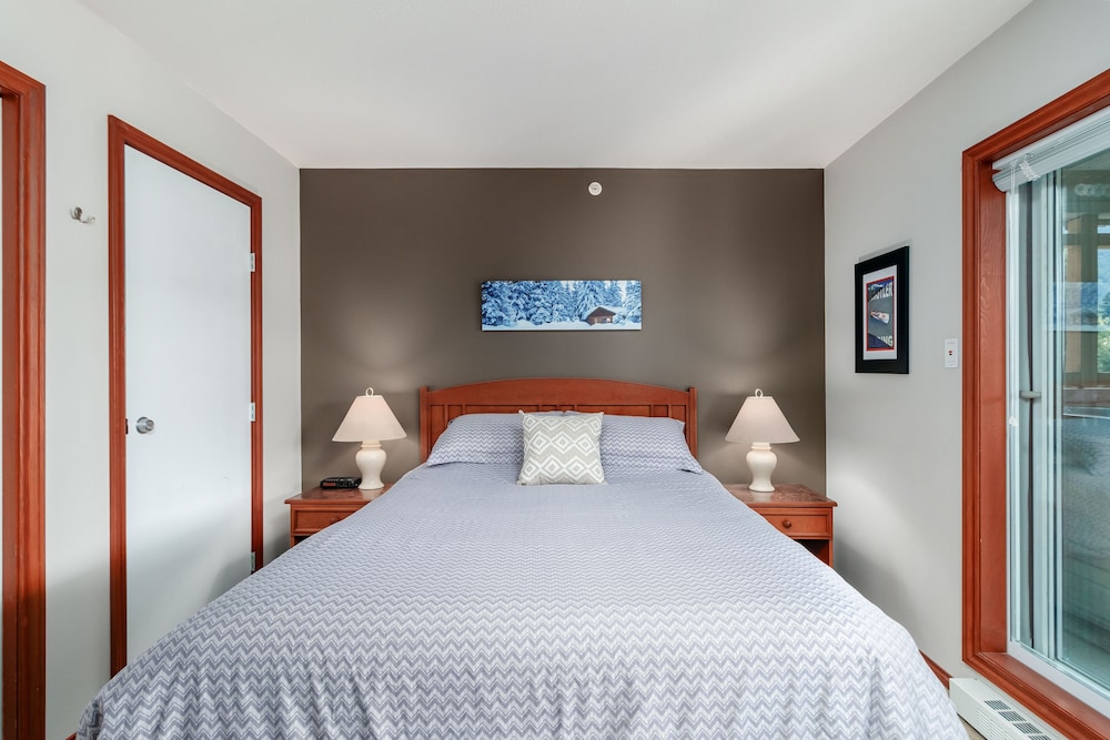 Private Hot Tub, Gorgeous View, Cozy Fireplace, Free Parking, Heated Pool! - Whistler