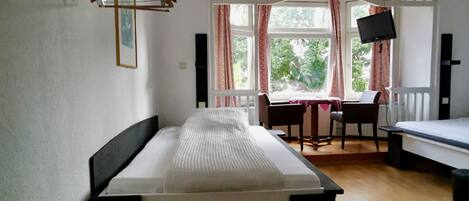 Quarto Twin Standard | Secretária, Wi-fi grátis, roupa de cama fornecida