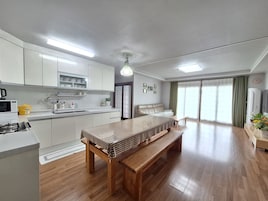 [MUST contact property before C/I] Hydrangea Private house,3 Bedrooms,2 Bathrooms,Garden View | Cozinha privada | Uma cafeteira/bule, um frigorífico/congelador grande, um micro-ondas 