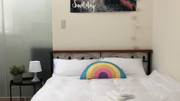 Quarto casal conforto, 1 cama de casal | Edredons de pluma, individualmente mobiliados, escrivaninha