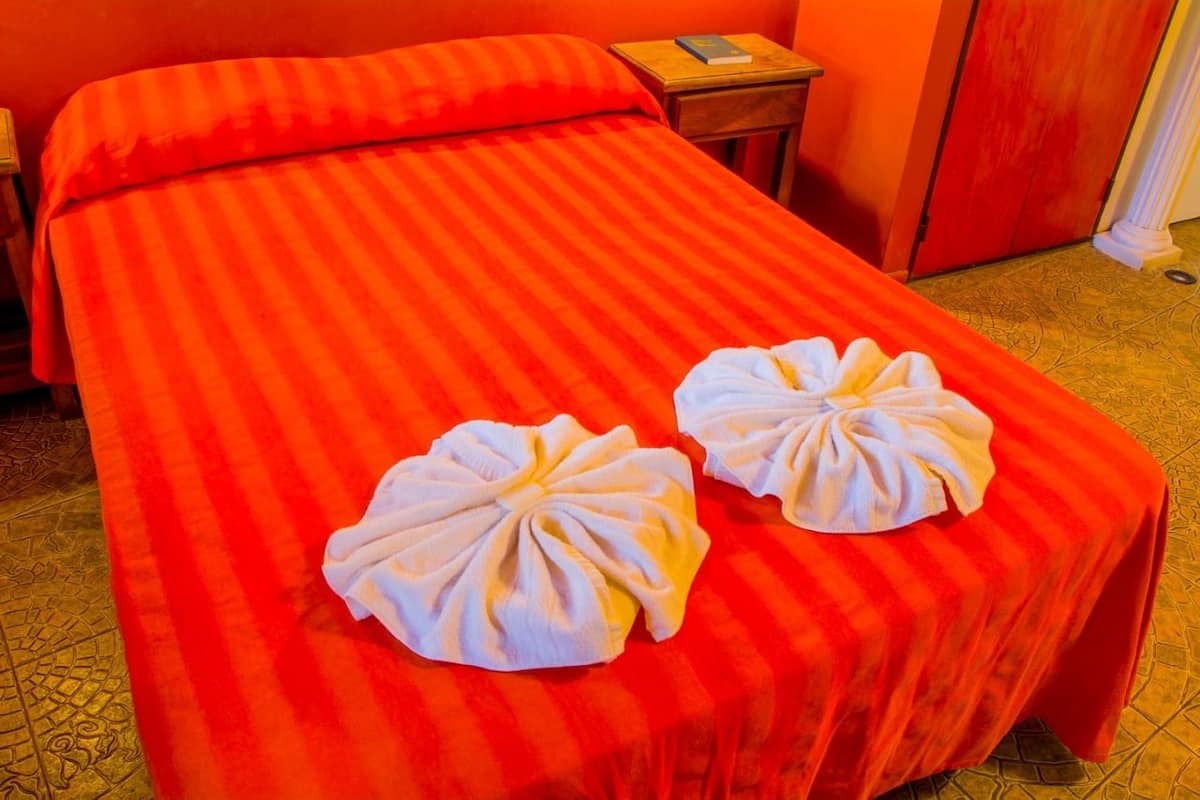 Edredons de pluma, cofres nos quartos, cortinas blackout, roupa de cama