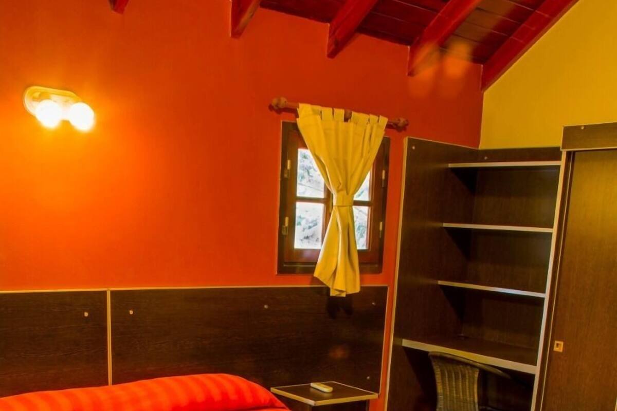 Quarto casal | Edredons de pluma, cofres nos quartos, cortinas blackout, roupa de cama