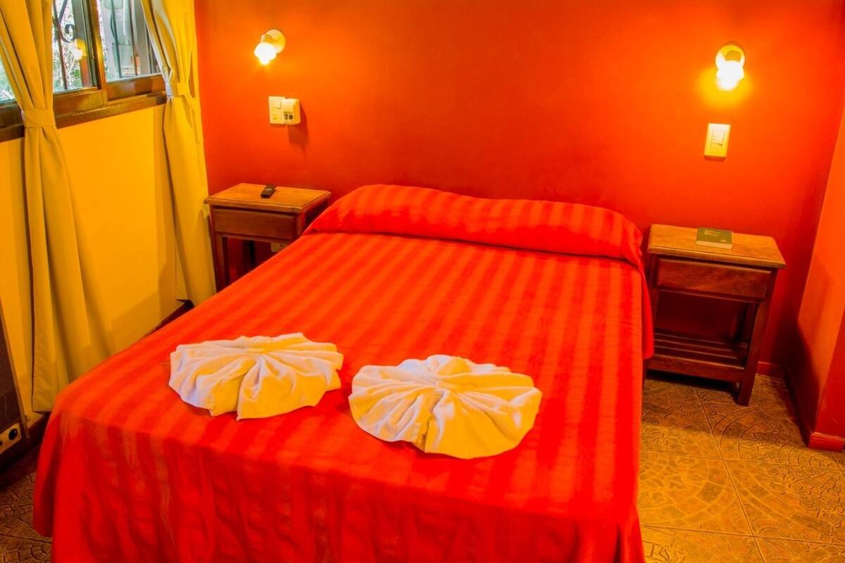 Quarto solteiro | Edredons de pluma, cofres nos quartos, cortinas blackout, roupa de cama
