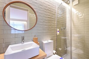 Estúdio luxo (204) | Banheiro | Chuveiro, secador de cabelo, toalhas de banho, sabonete