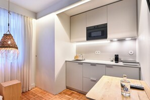 Geladeira grande, micro-ondas, cooktop, máquina de café expresso