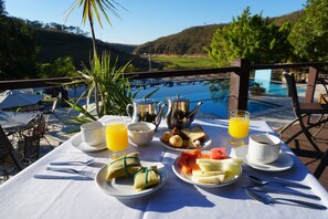 Café da manhã com buffet grátis todos os dias