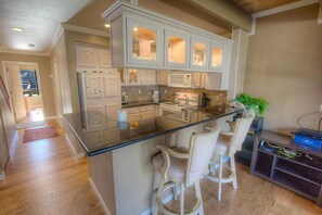 Um frigorífico, um micro-ondas, uma placa de cozinha 