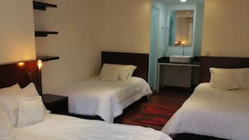 Quarto quádruplo standard | Cortinas blackout, Wi-Fi de cortesia, roupa de cama