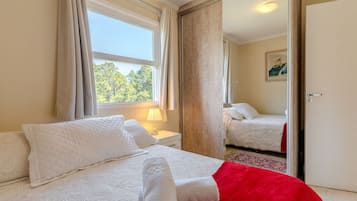 Apartamento Standard, 2 quartos, vista para o jardim | Secretária, cortinas/cortinados opacos, ferro/tábua de engomar