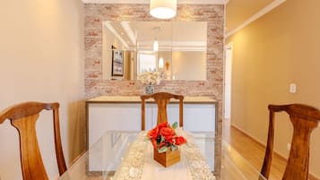 Apartamento Deluxe, 2 quartos, vista para o pátio | Restaurantes