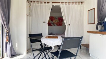 Roupa de alta qualidade, com decoração personalizada 