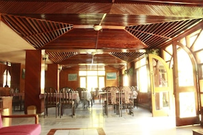 Pequenos-almoços, almoços, jantares servidos, cozinha indiana