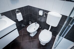 Apartamento | Banheiro | Chuveiro, produtos de toalete grátis, secador de cabelo, bidê