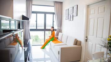 Quarto, vista para o rio (Suites, Melia M1) | Individualmente decorados, escrivaninha, cortinas blackout
