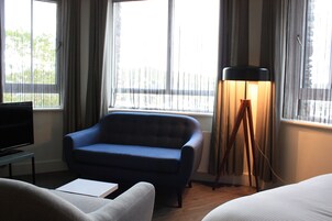 The Suite Spot | Individualmente decorados, individualmente mobiliados, escrivaninha