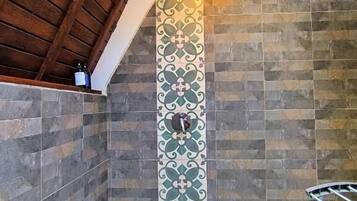 Um polibã, artigos de higiene pessoal grátis, toalhas fornecidas