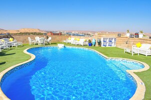 Piscina externa, funciona das 6h às 17h, guarda-sóis, espreguiçadeiras