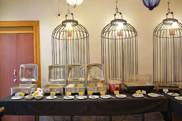 Pequeno-almoço tipo buffet diário (300 INR por pessoa)
