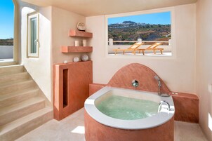 Deluxe House, 2 Bedrooms, Hot Tub & Jacuzzi | Casa de banho | Um polibã, um chuveiro fixo, artigos de higiene pessoal grátis 