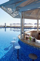 3 bares/lounges, um bar junto à piscina