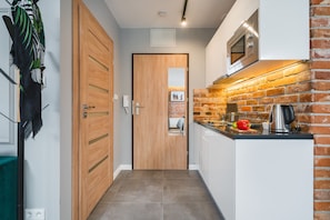 Suíte estúdio (19) | Cozinha americana privada | Geladeira grande, cooktop, cafeteira/chaleira, chaleira elétrica