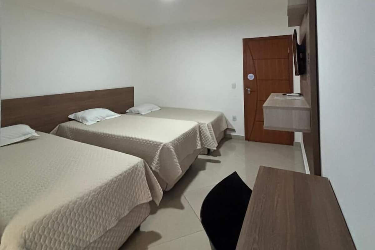 Quarto triplo luxo | Escrivaninha, espaço de trabalho para notebook, Wi-Fi de cortesia