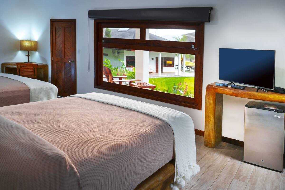 Quarto Deluxe, 2 camas de casal | 1 quarto, com mobília individualizada, roupa de cama fornecida