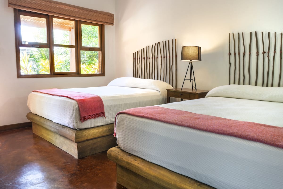 Quarto Premium, 2 camas de casal | 1 quarto, com mobília individualizada, roupa de cama fornecida