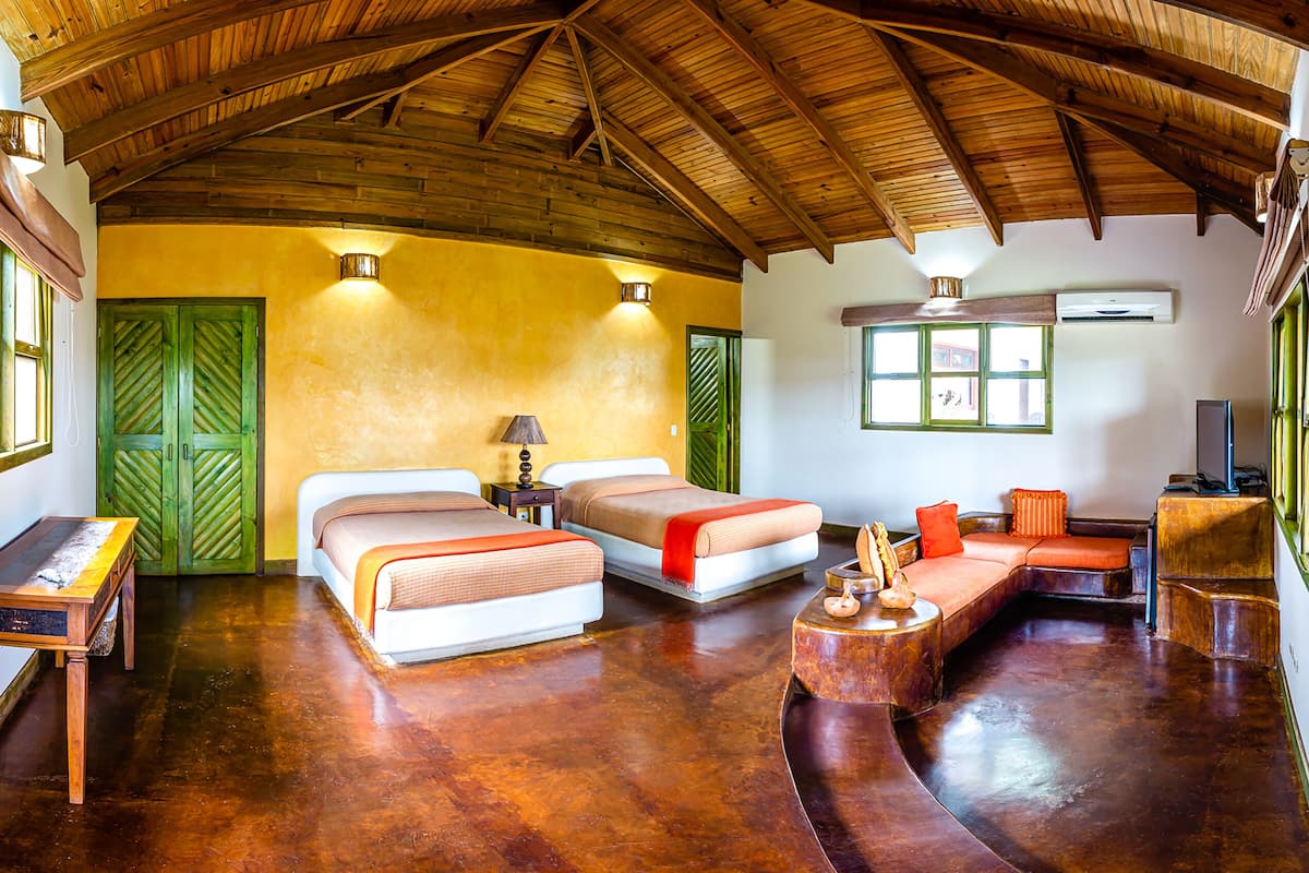 Suite, 2 camas de casal | 1 quarto, com mobília individualizada, roupa de cama fornecida