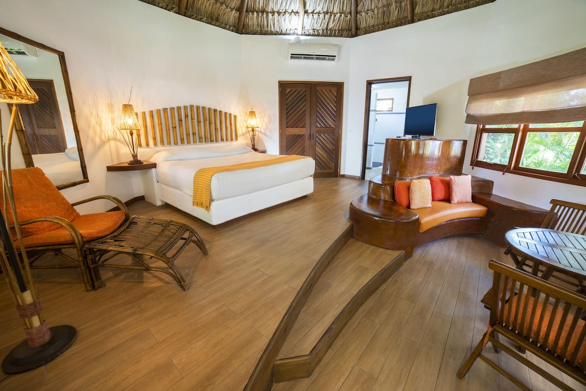 Suite, 1 cama king-size | 1 quarto, com mobília individualizada, roupa de cama fornecida